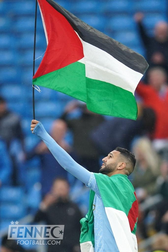 Mahrez brandit le drapeau de la Palestine lors de la célébration du titre